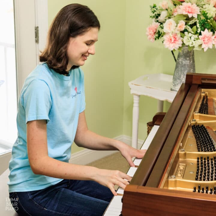 10 Secrets to Correct Piano Hand Posture - Emma Blair Piano