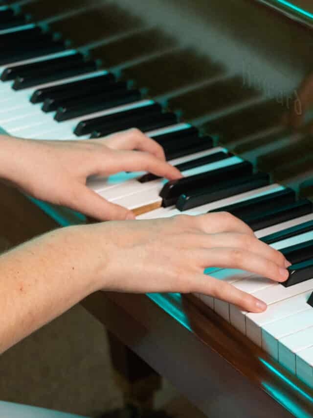 10 Secrets to Correct Piano Hand Posture - Emma Blair Piano