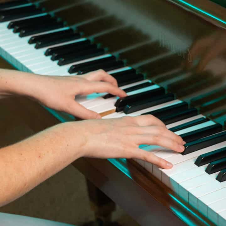 10 Secrets to Correct Piano Hand Posture - Emma Blair Piano